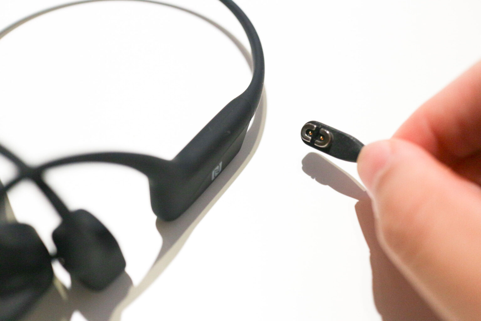 Shokz OpenCommは充電しながら使える？｜実際に検証してみた | ガジェラッシュ